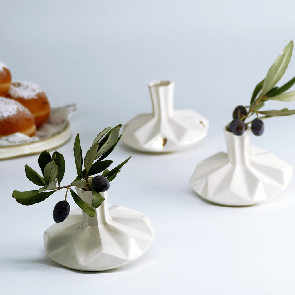 Spinning vase - White ceramic dreidel – Armadillo Judaica Lovers